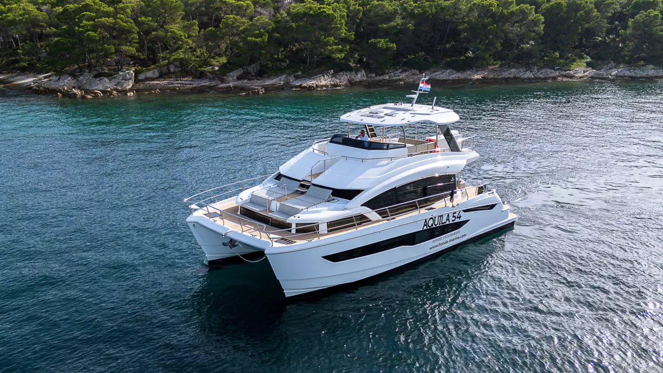 Aquila 54 na testu: Prostrani i luksuzni motorni katamaran savršen za ...