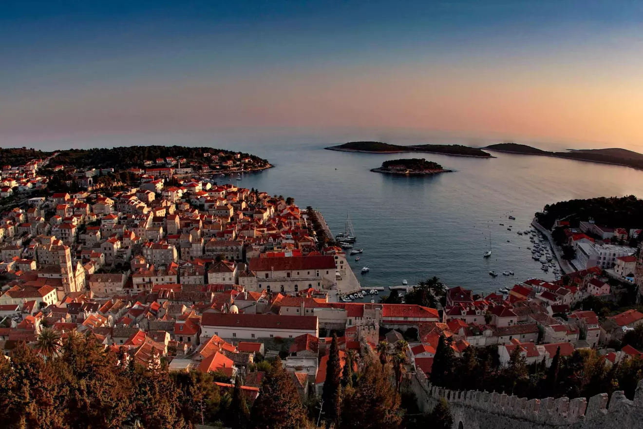 Grad Hvar istinski ćete doživjeti u proljeće - Yachts Croatia